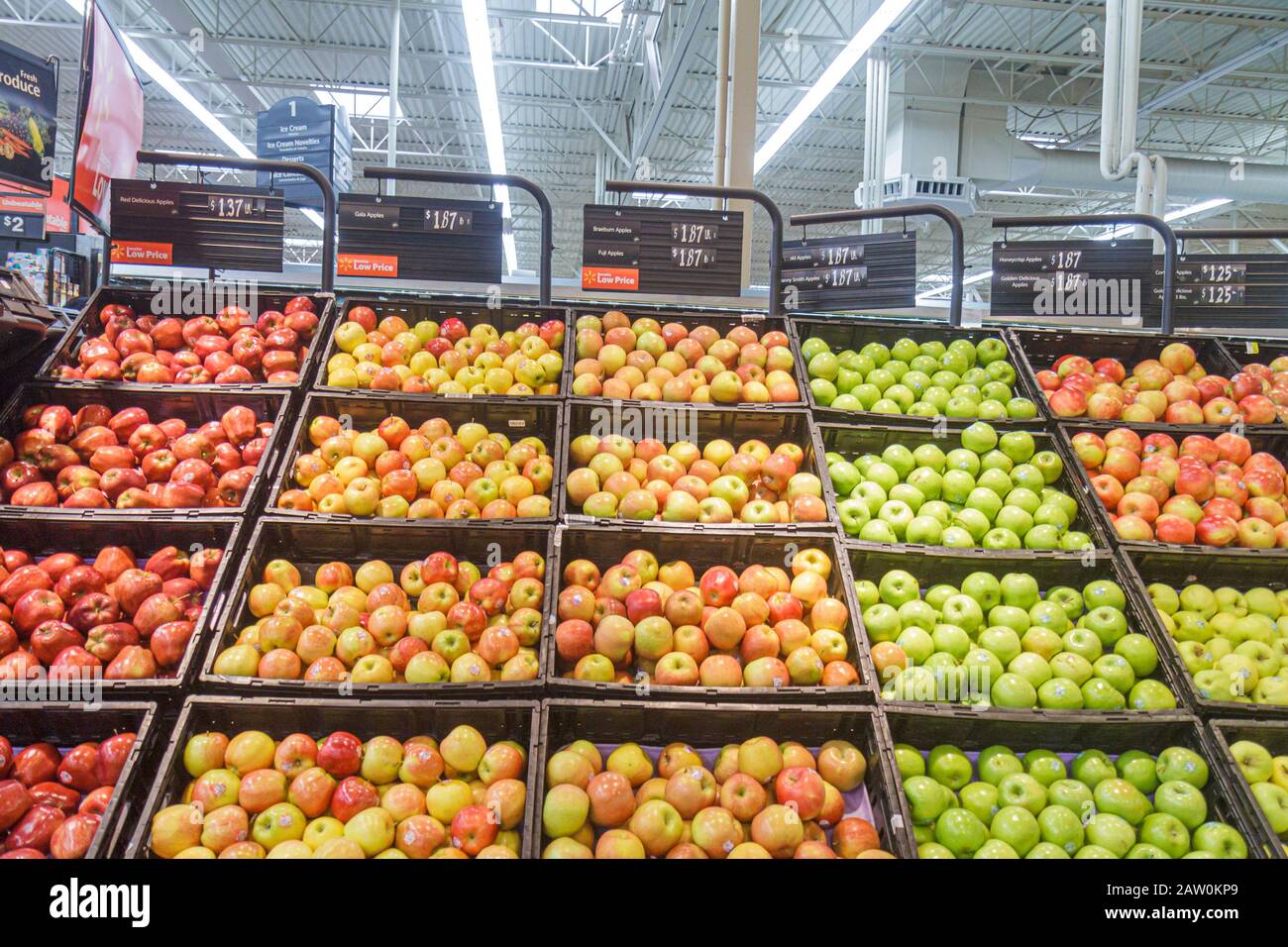 Apples display for sale hi-res stock photography and images - Alamy