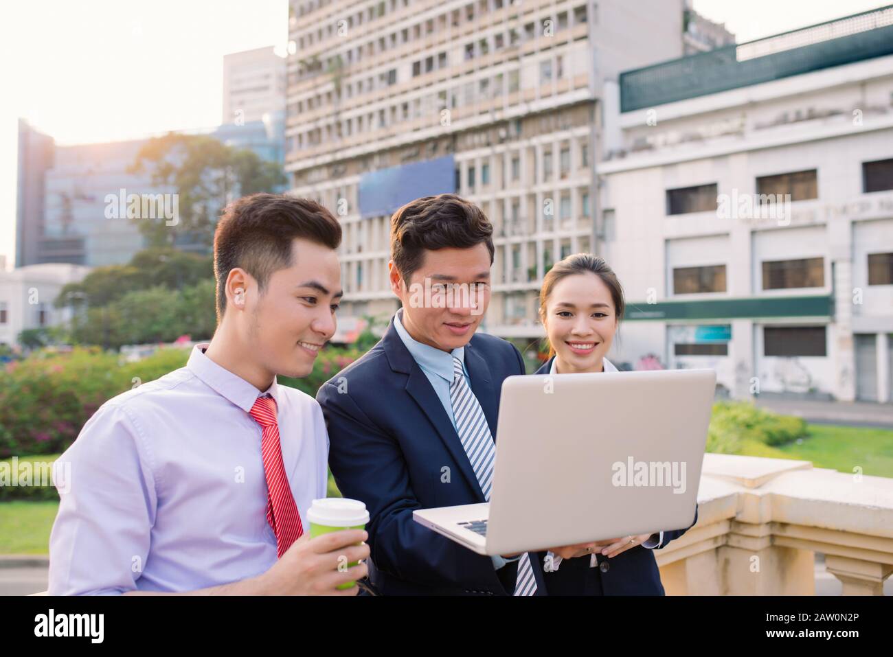 Team japanese businesspeople working together hi-res stock photography ...