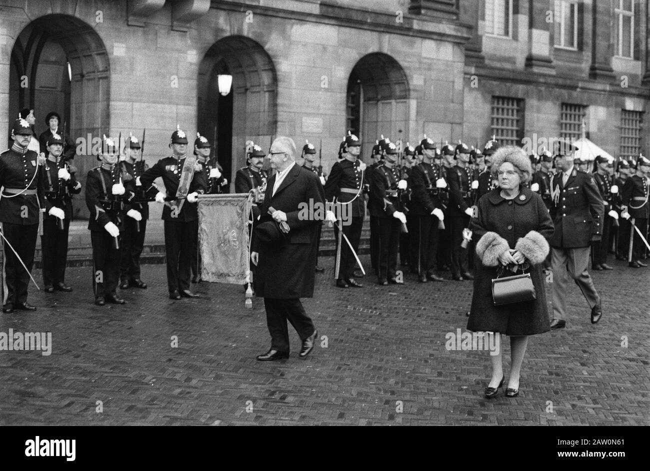 Queen Juliana and president Heinemann inspect the guard of the Royal ...