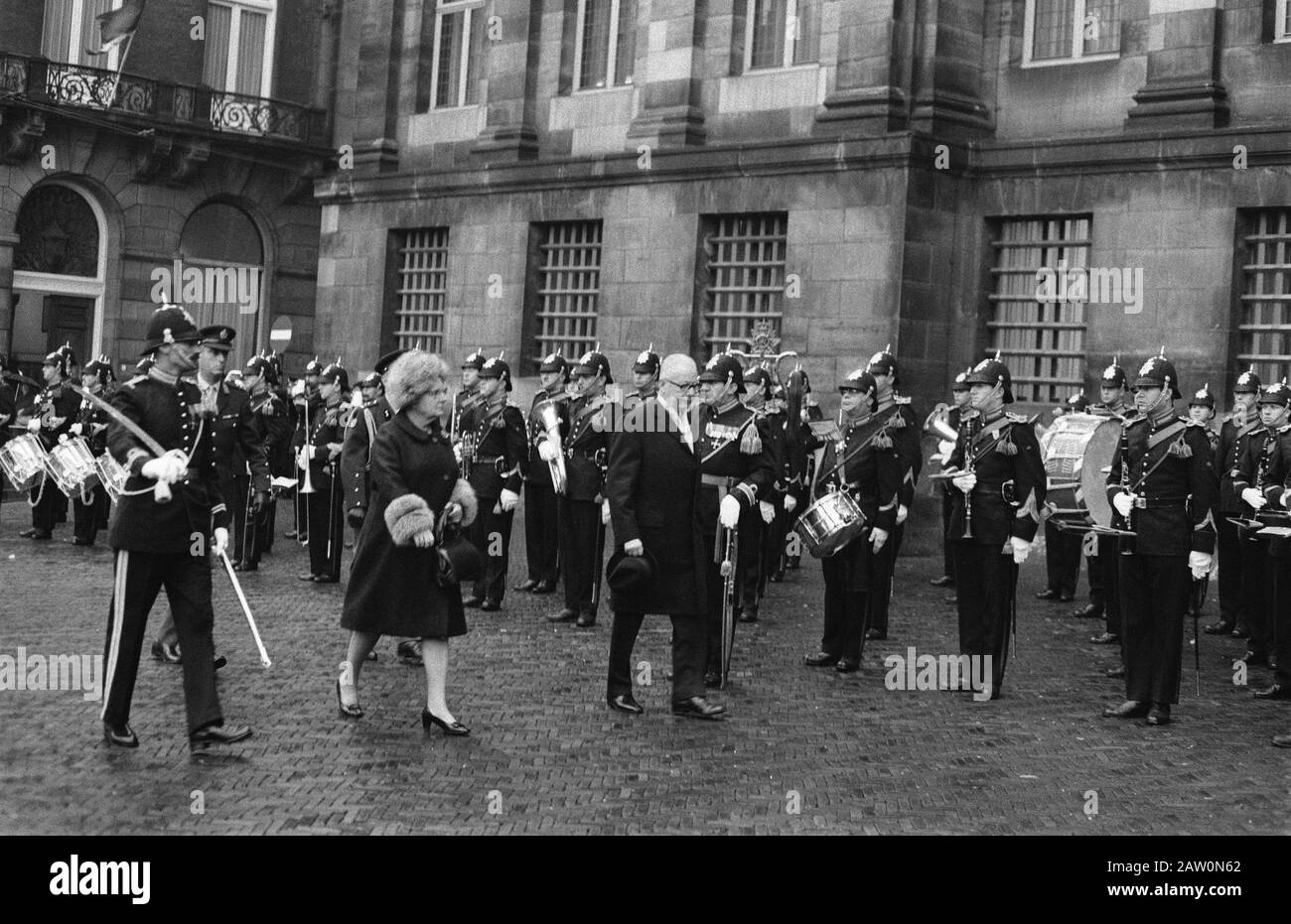 Queen Juliana and president Heinemann inspect the guard of the Royal ...