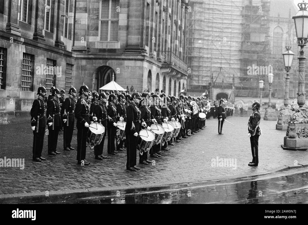 Queen Juliana and president Heinemann inspect the guard of the Royal ...