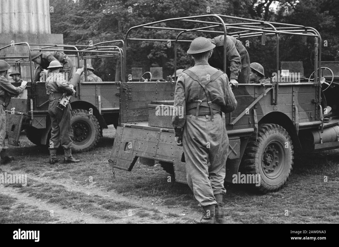 Army truck for loading hi-res stock photography and images - Alamy