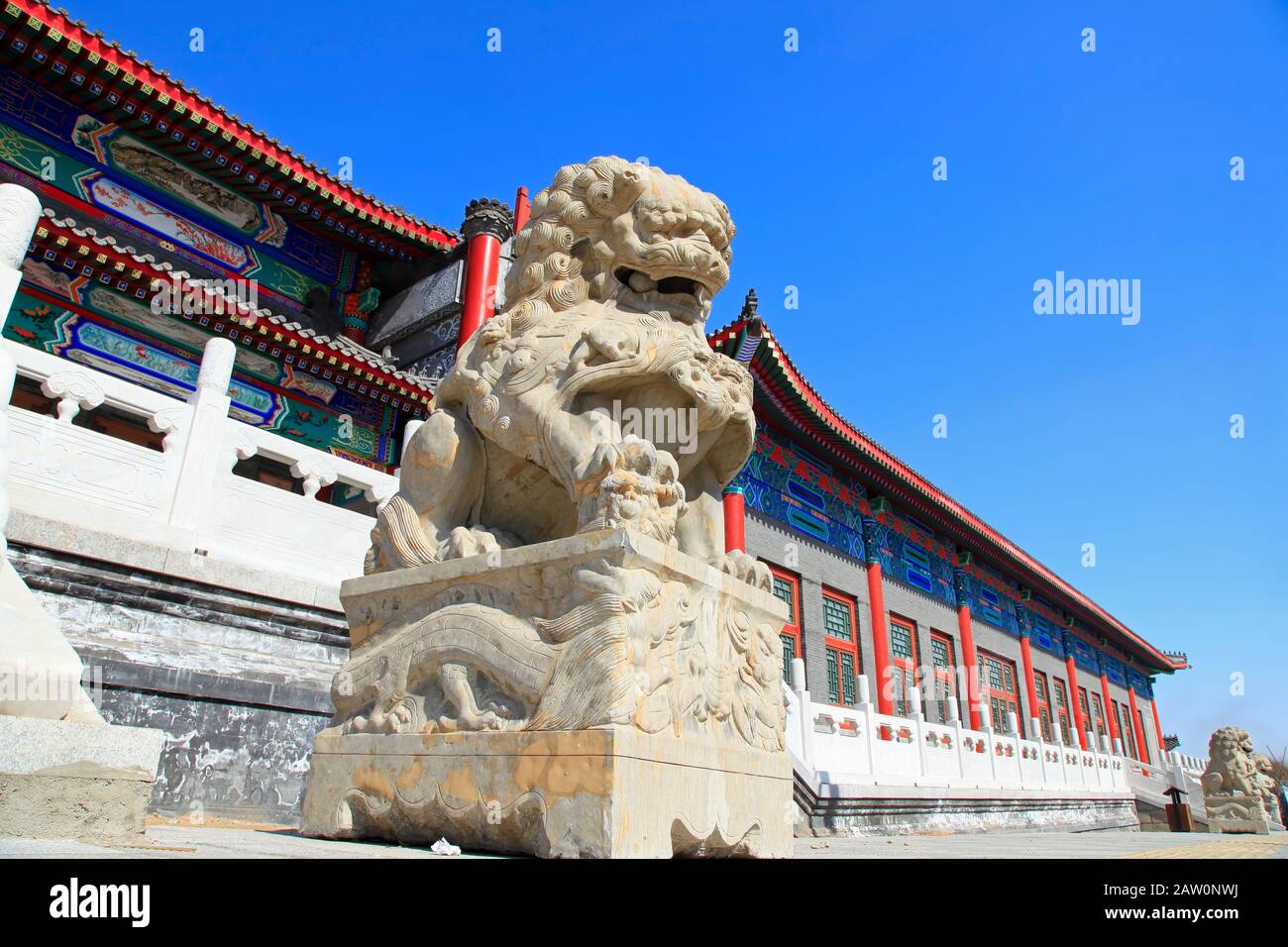 Chinese classical architecture and stone lions Stock Photo - Alamy