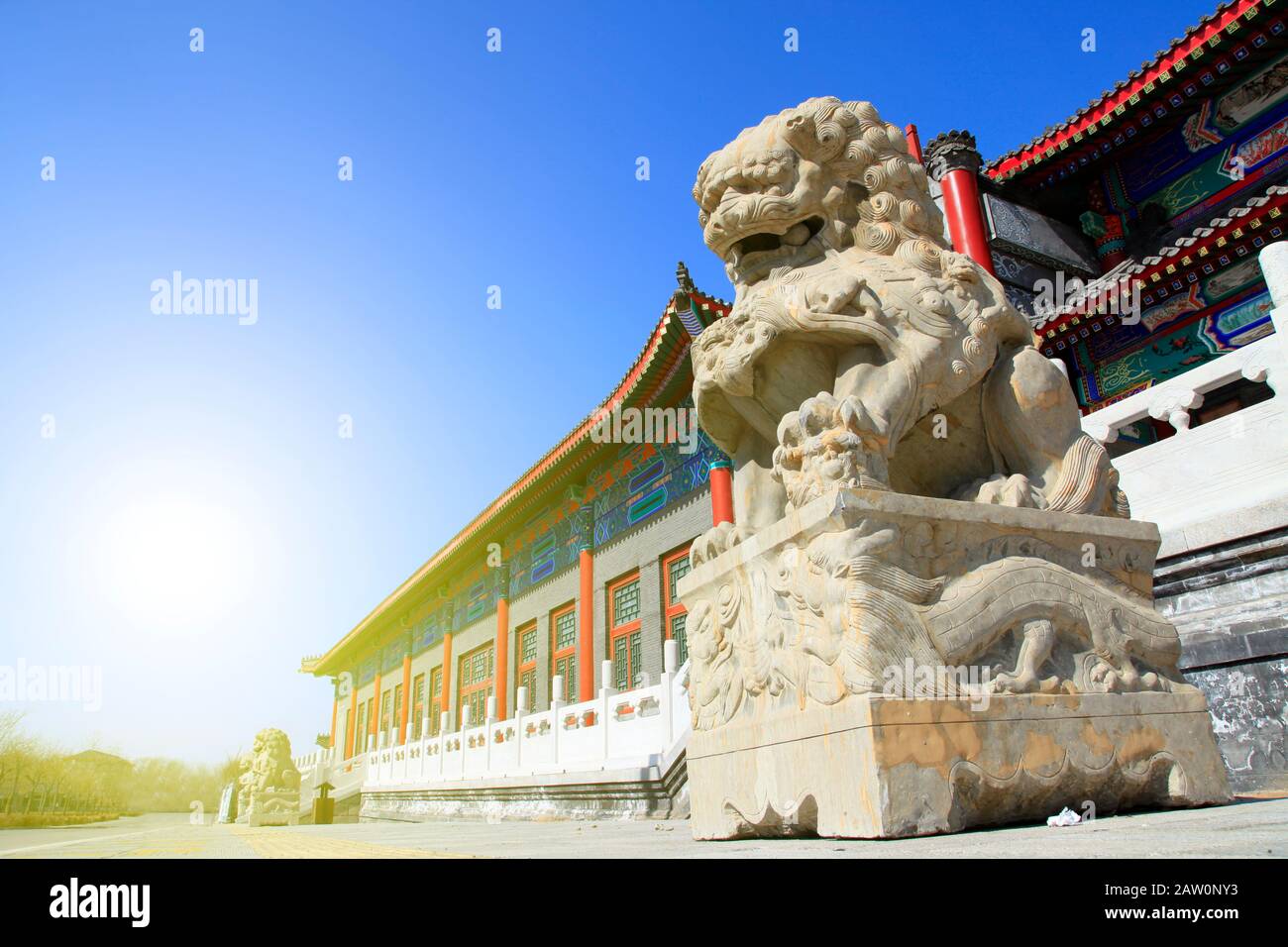 Chinese classical architecture and stone lions Stock Photo - Alamy