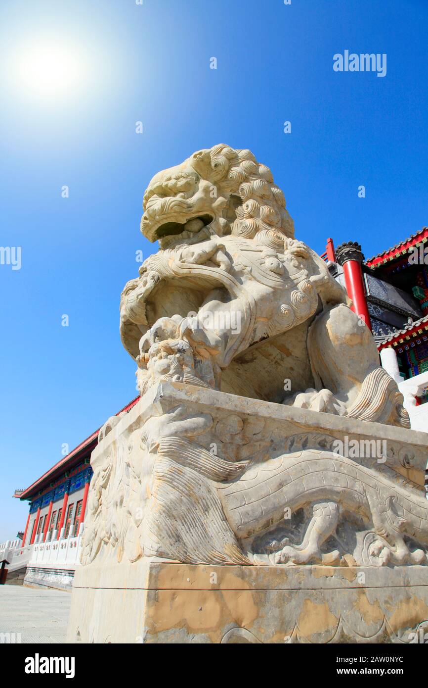 Chinese classical architecture and stone lions Stock Photo - Alamy