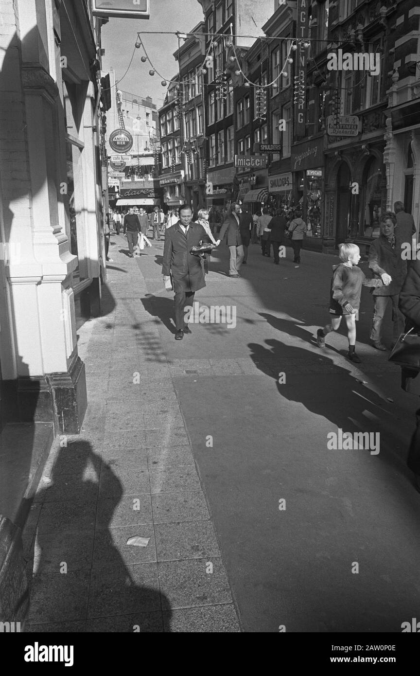 New pavement on Nieuwendijk in Amsterdam Date: October 18, 1972 ...