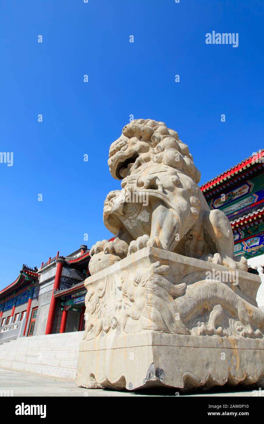Chinese classical architecture and stone lions Stock Photo - Alamy