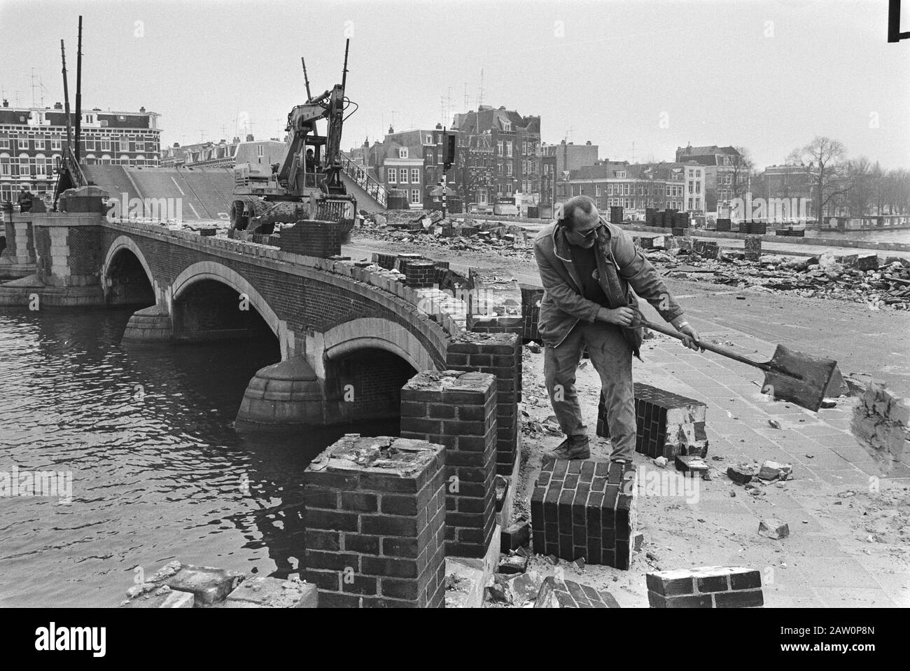 Demolition New Amstel Bridge in Amsterdam. Deutsch: Abriss der New ...