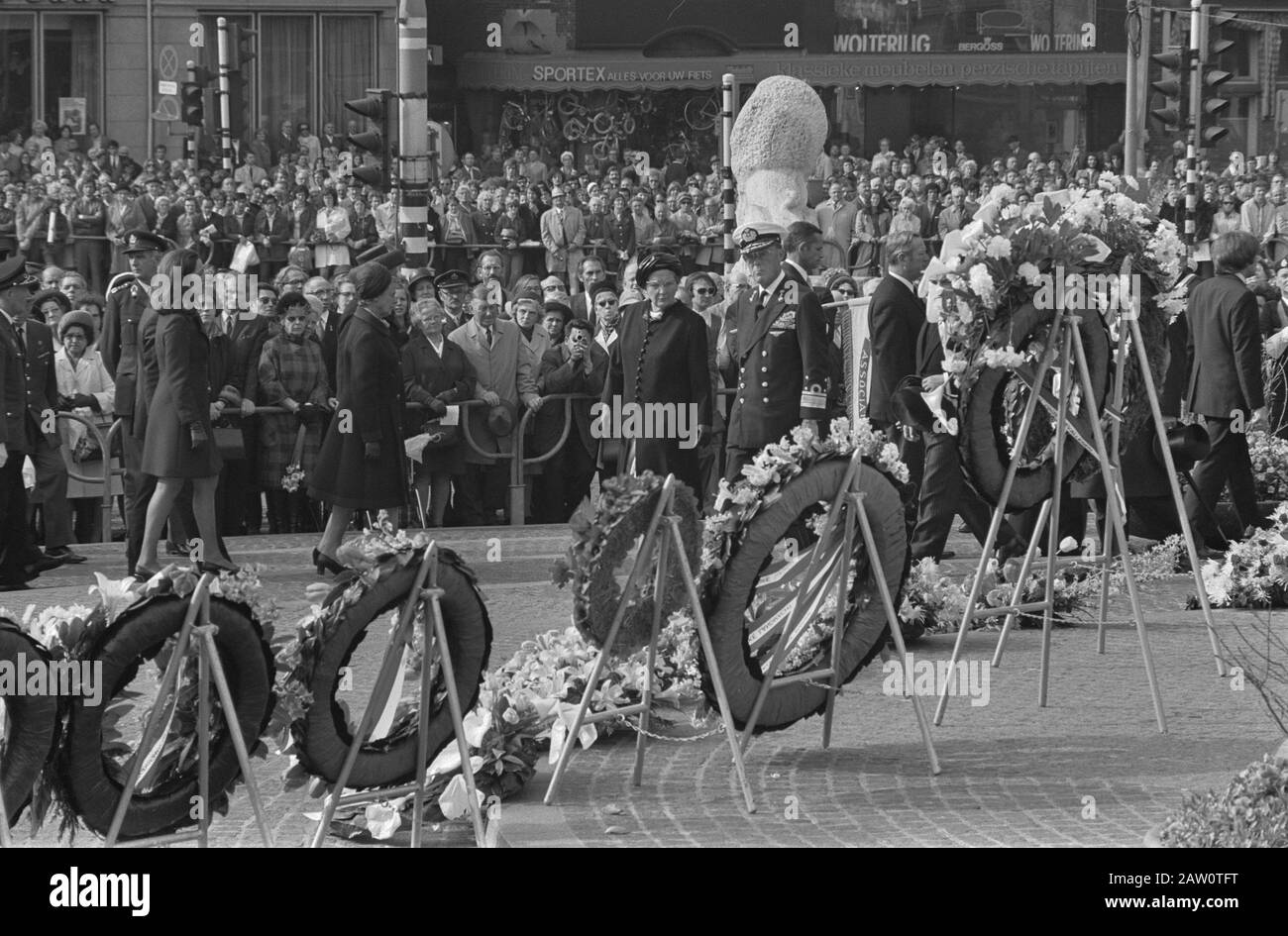 Memorial Day Queen Juliana and Prince Bernhard lay a wreath at the ...