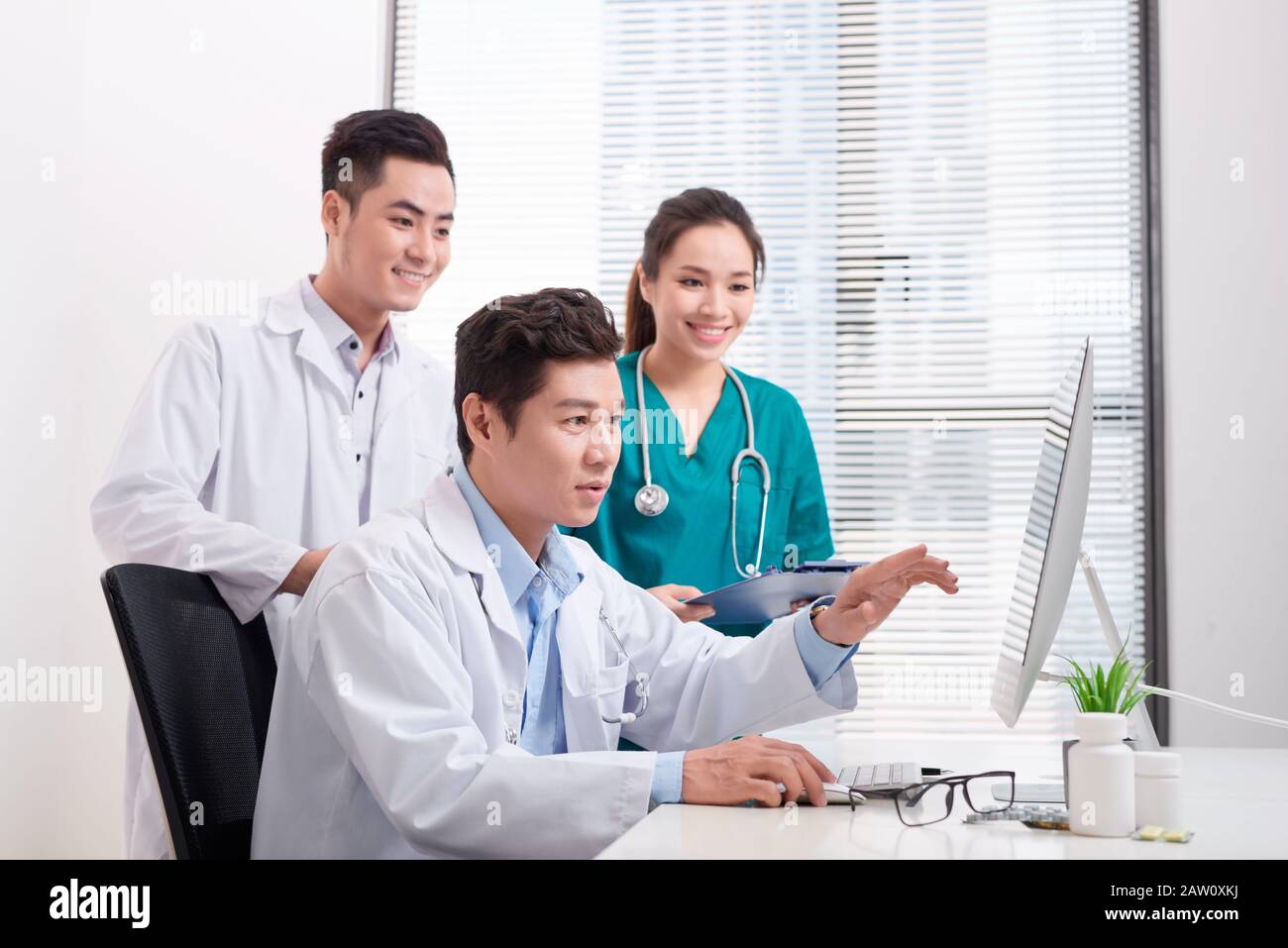 Team of doctors working together Stock Photo - Alamy
