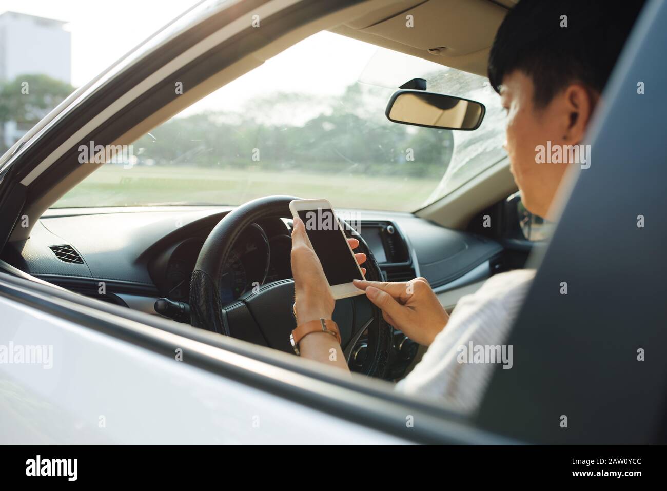 Using map in smart phone hi-res stock photography and images - Alamy