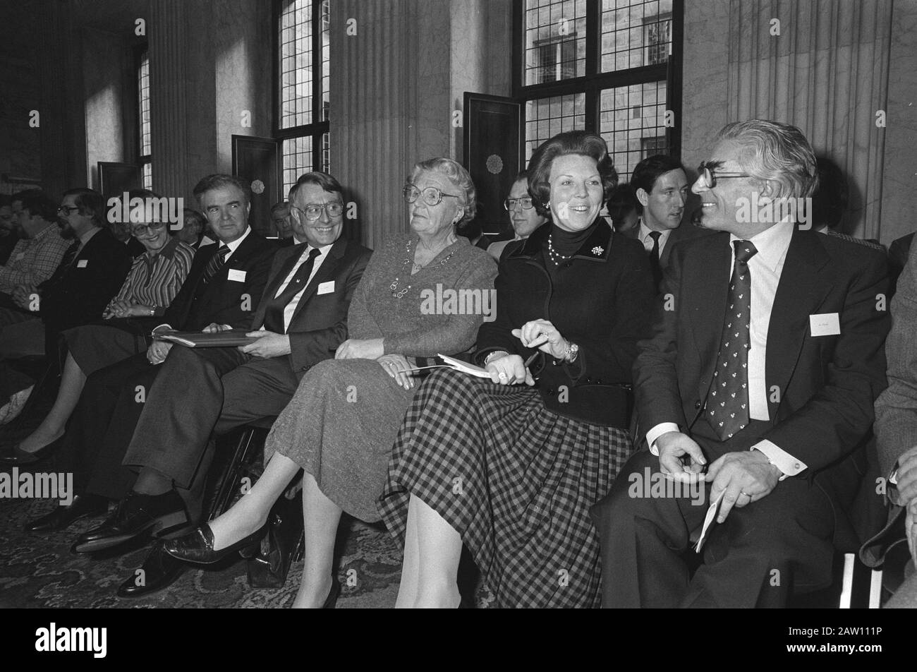 Queen Juliana and Princess Beatrix at forum on a map in Royal Palace in ...
