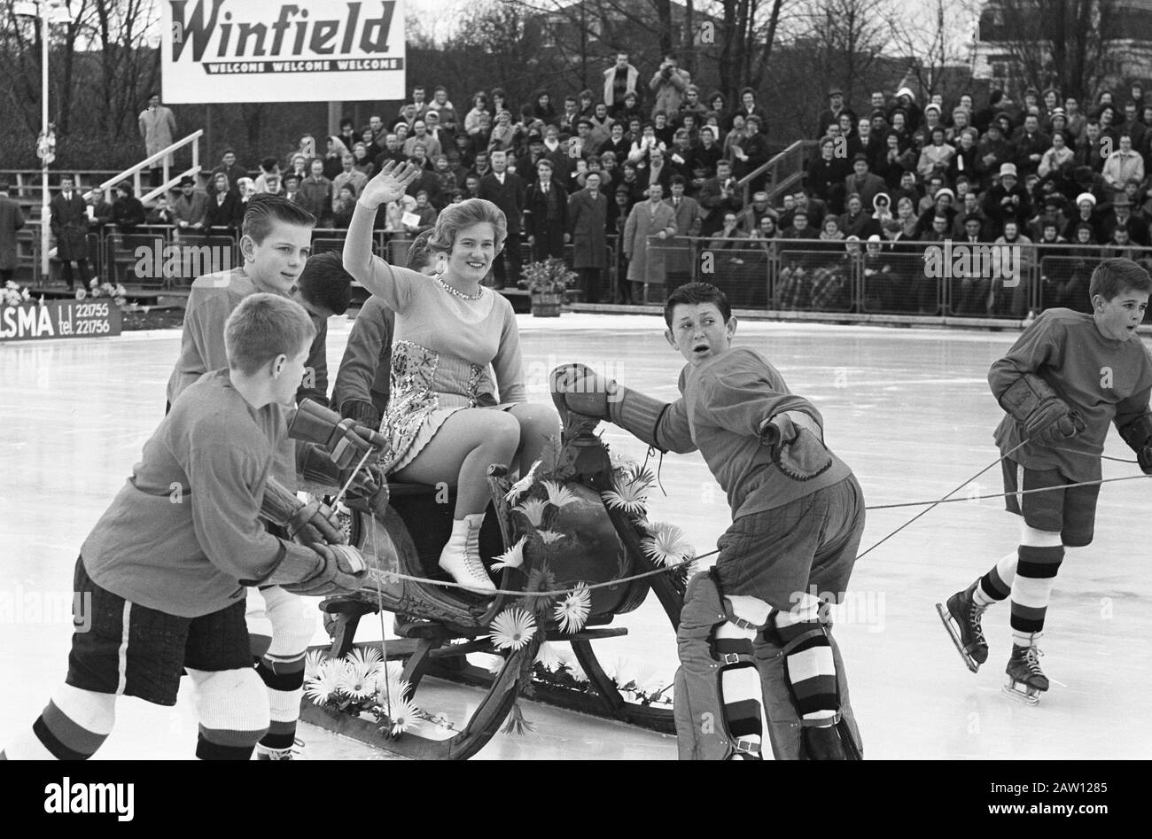 Queen Juliana and princesses at Jaap Eden Baan in homage Sjoukje ...