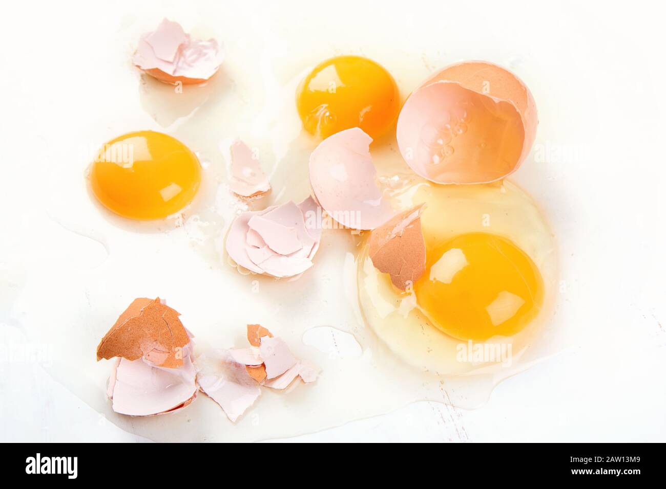 Raw uncooked eggs on white background. Top view Stock Photo - Alamy