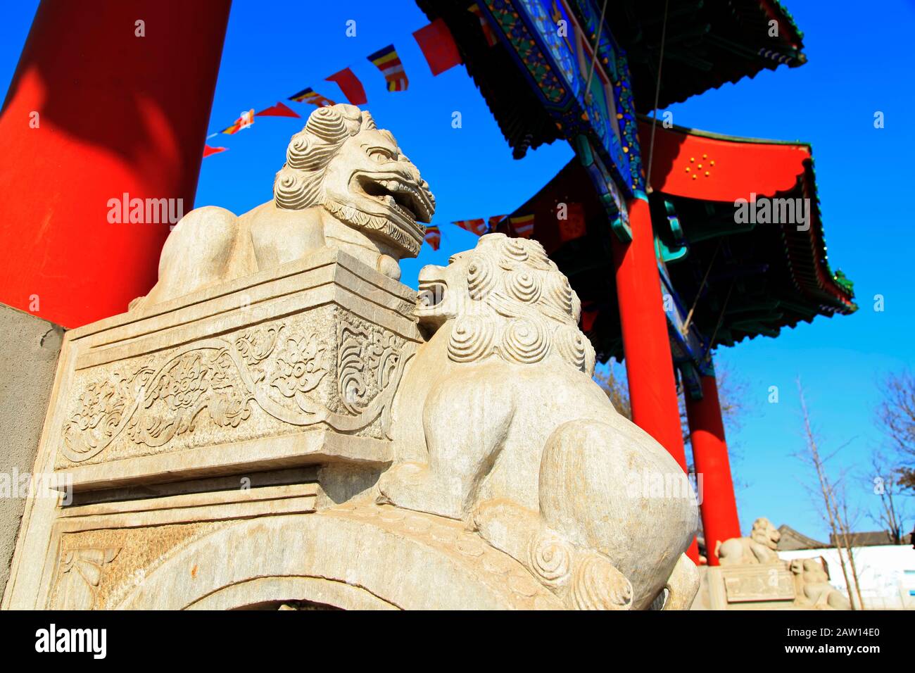 Chinese classical architecture and stone lions Stock Photo - Alamy