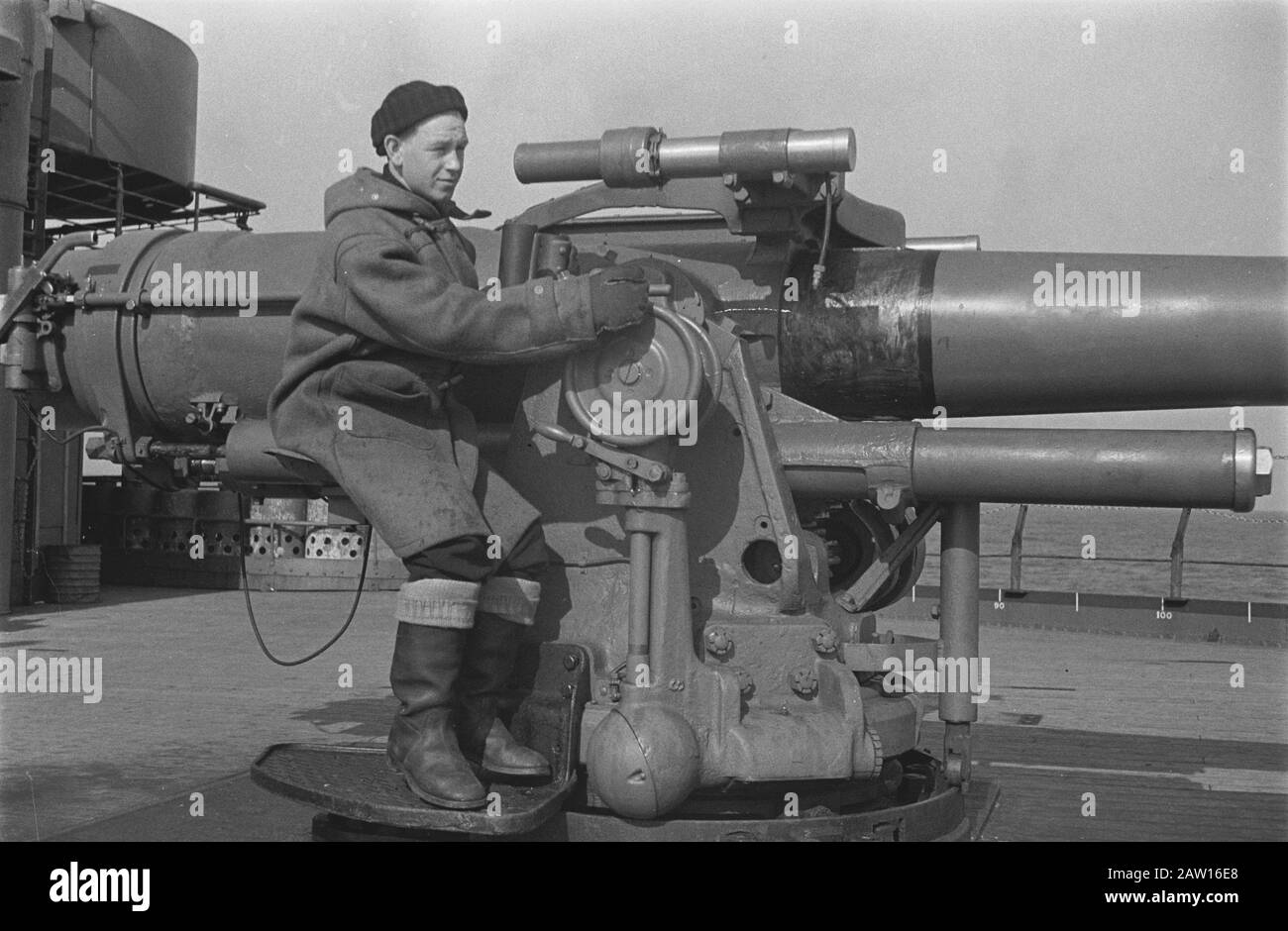 Navy gunner Black and White Stock Photos & Images - Alamy