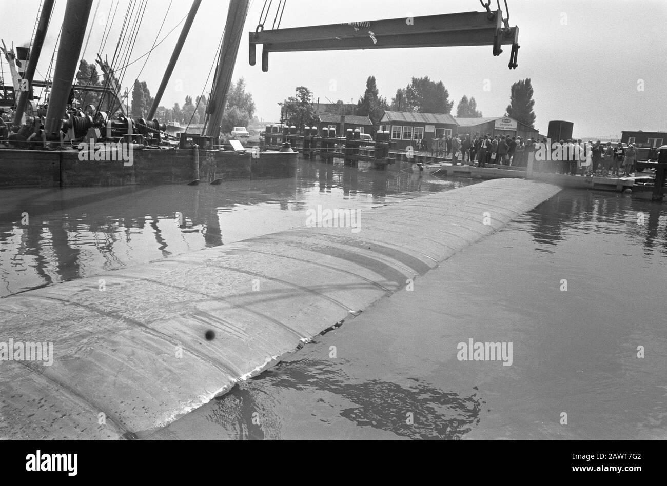 Inflatable weir Weespertrekvaart see 9227065 Date: August 14, 1969 ...