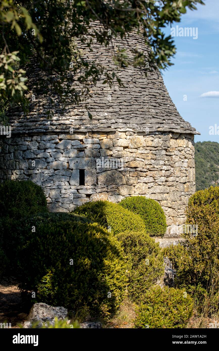 Topiary and stone rotunda in the gardens of the Jardins de Marqueyssac ...