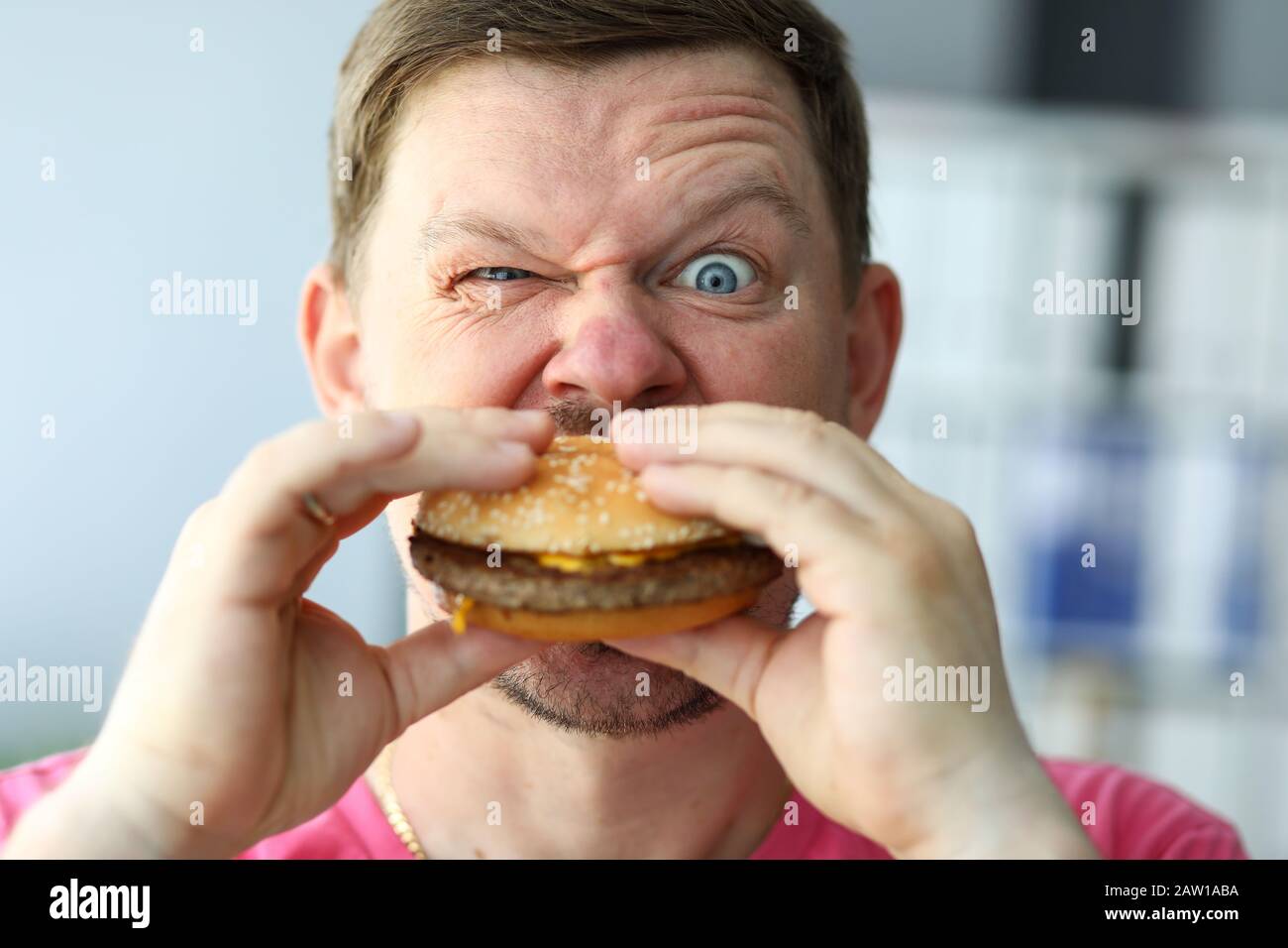 Championship on eating burgers, high-speed eating Stock Photo - Alamy