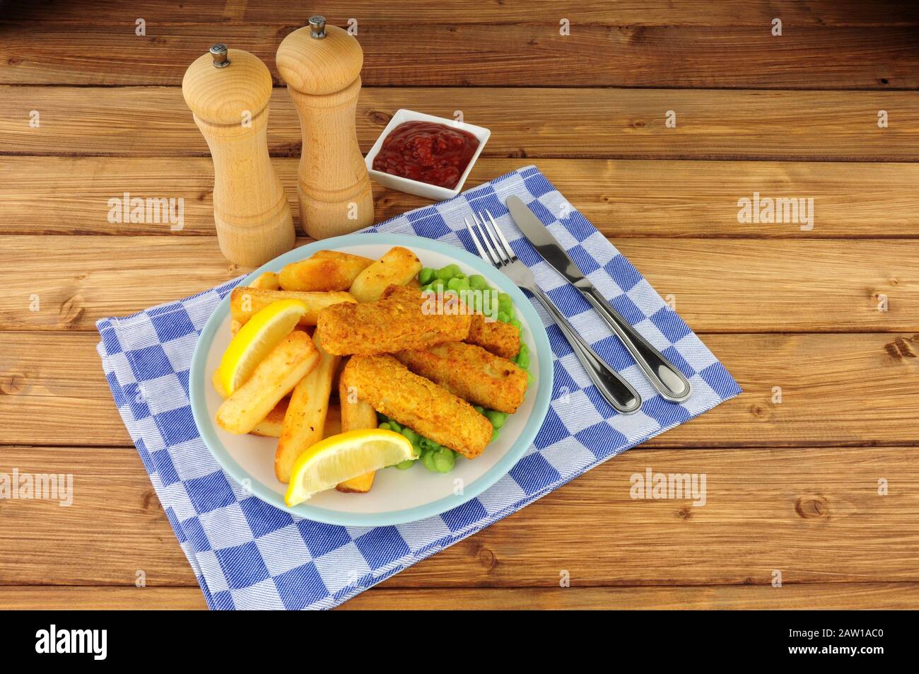 Plate fish fingers chips hi-res stock photography and images - Alamy
