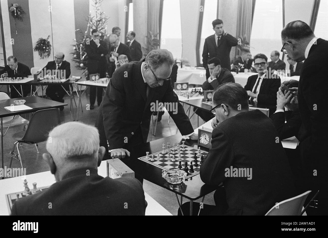 Simultaneous chess competition hi-res stock photography and images - Alamy