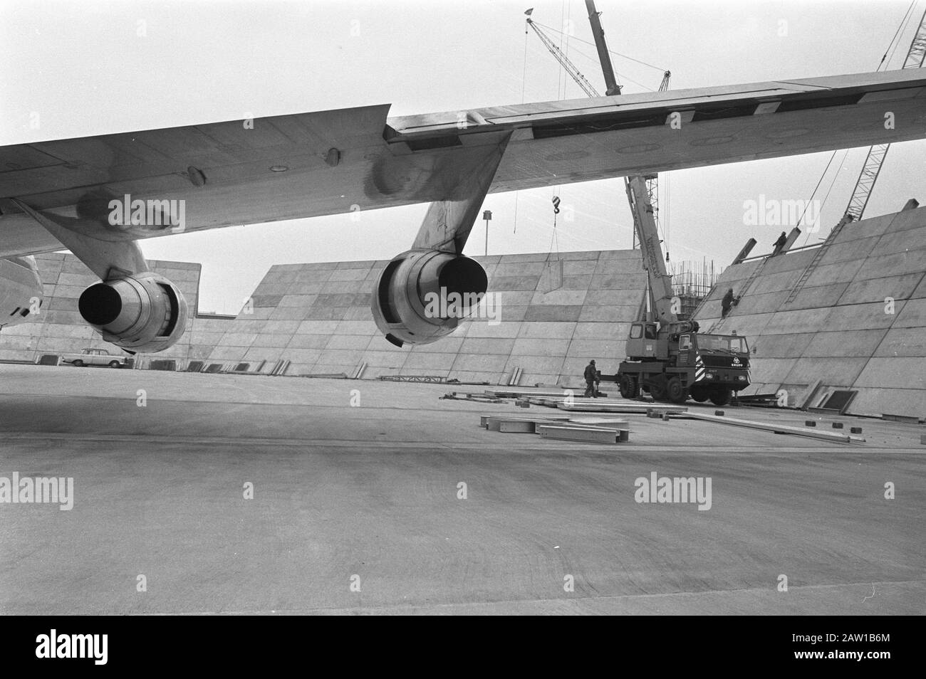 KLM build sound wall around platform is rotated trial; the sound wall ...