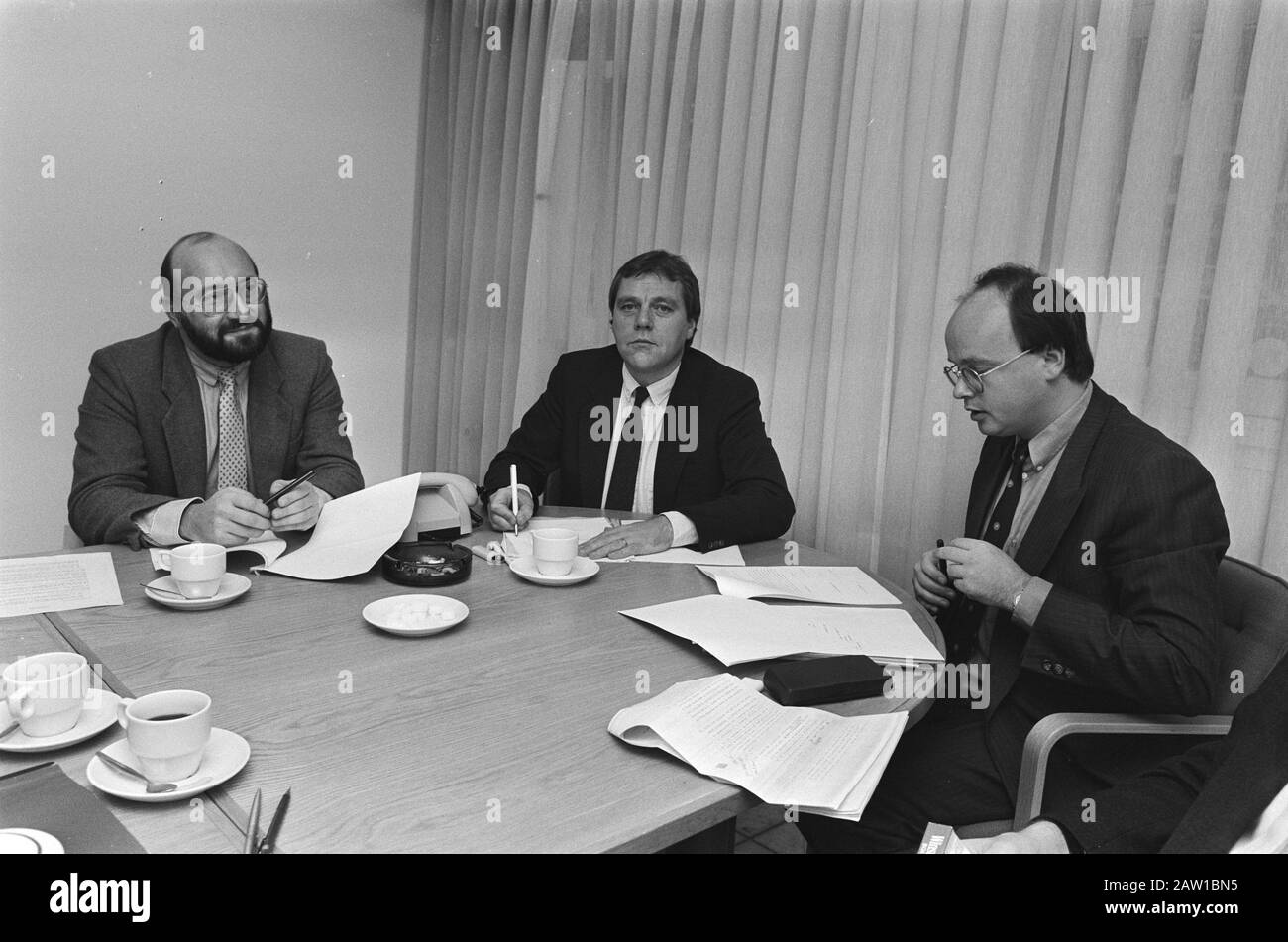 Signing hp contract hi-res stock photography and images - Alamy