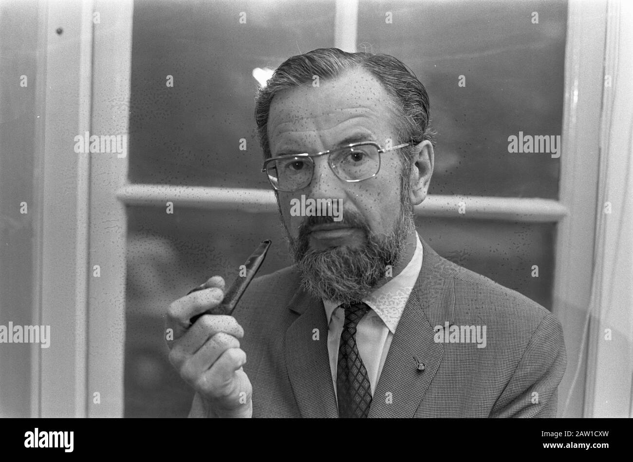 Mission Haagsche Courant; Prof. Kranendonk in Institute of Tropical cup ...