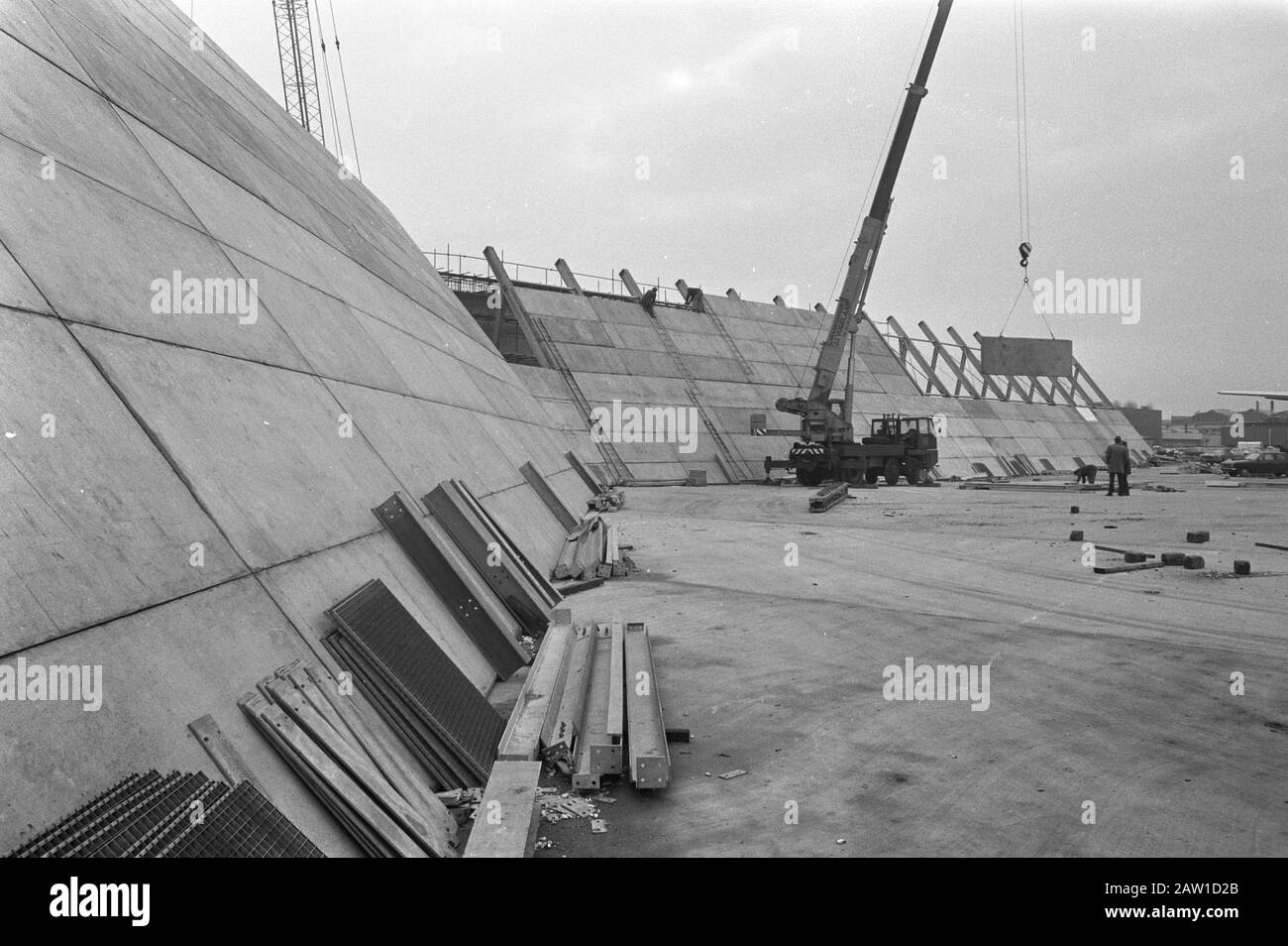 KLM build sound wall around platform where piloted Date: January 24 ...