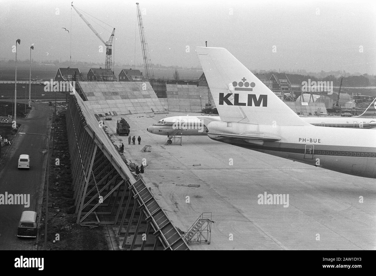 / KLM build sound wall around platforms that are piloted; List of wall ...