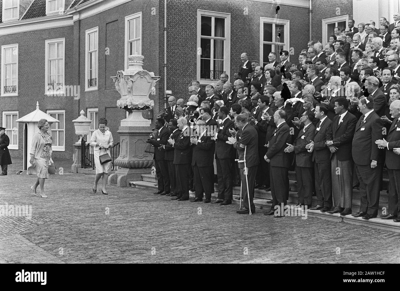 Queen Juliana received a delegation of the Red Cross palace Huis ten ...