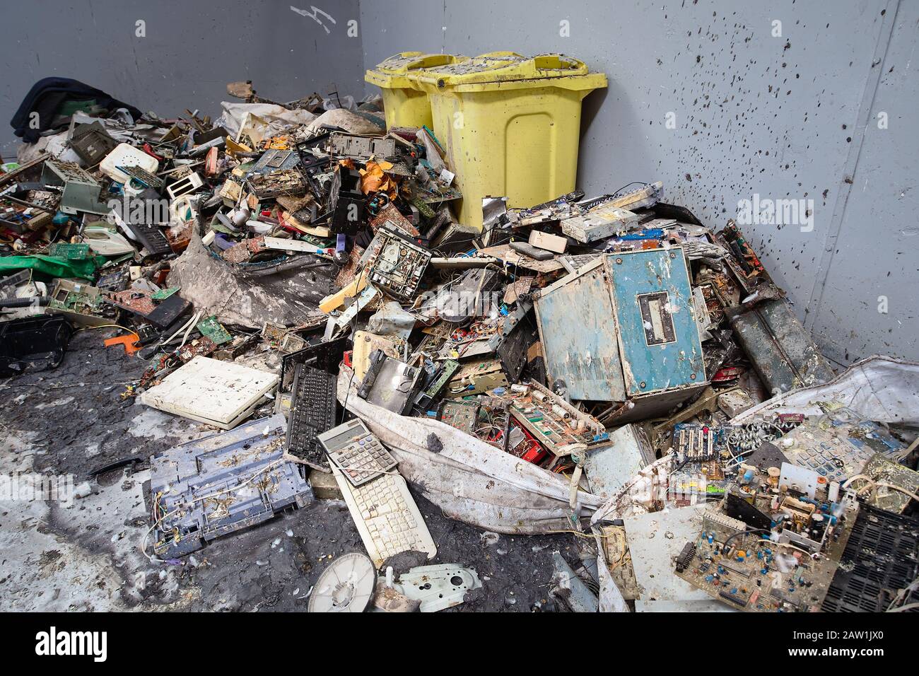 Electronic waste recycling plant hi-res stock photography and images ...