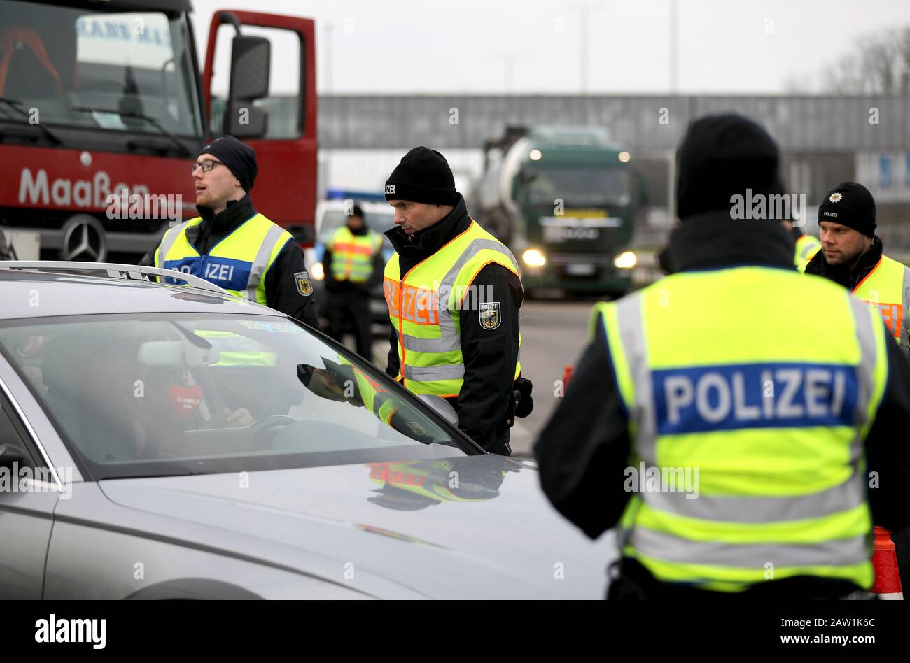 Aachen, Germany. 06th Feb, 2020. Police officers inspect a motor ...