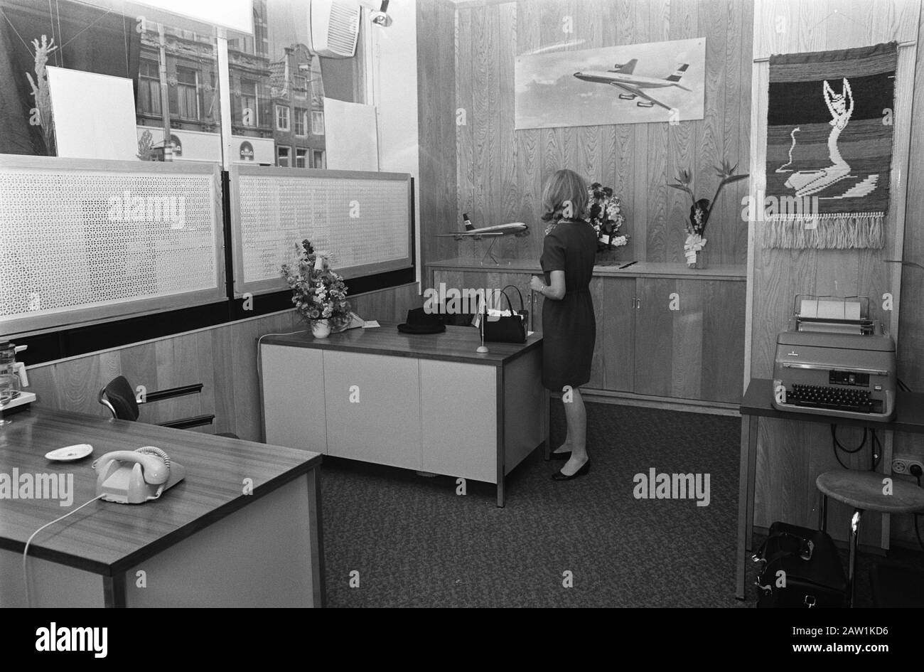 Mission South African air freight Trek Airways office in Vijzelstraat ...