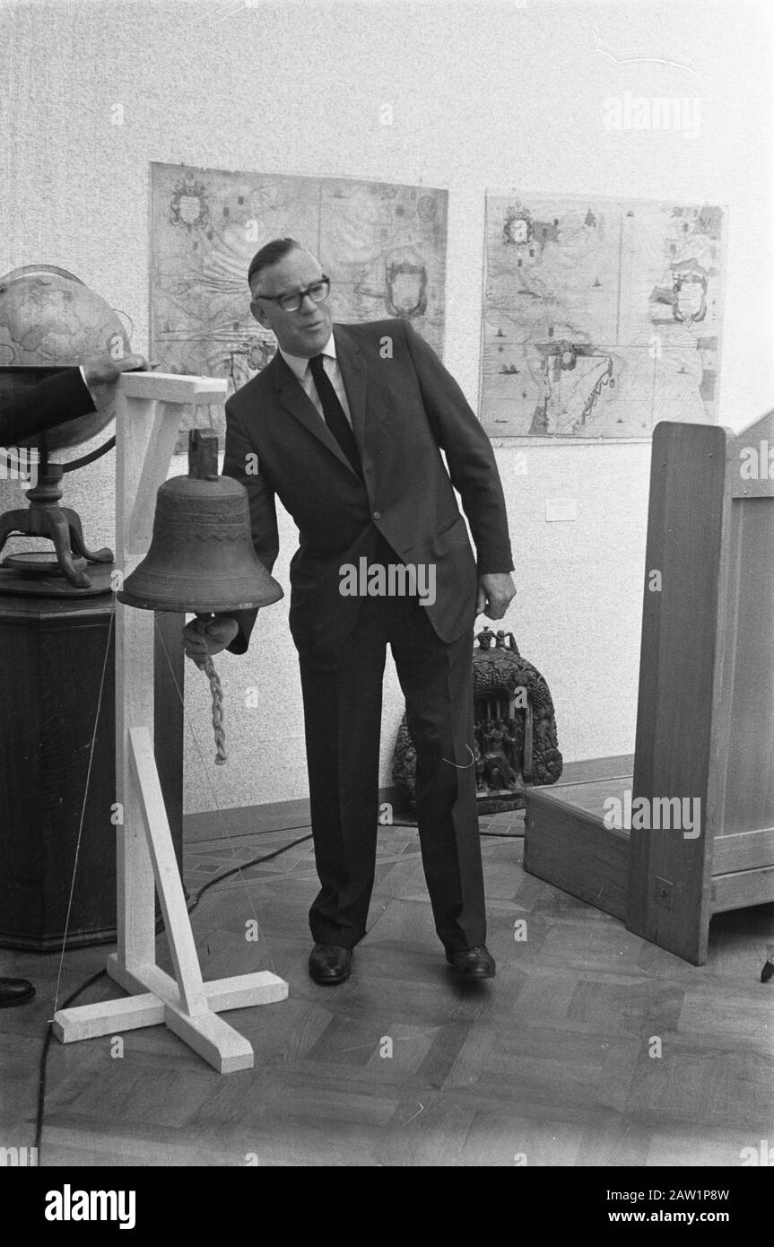 Opening exhibition at Museum Fodor. Mr. W. Veder reads the old ship ...