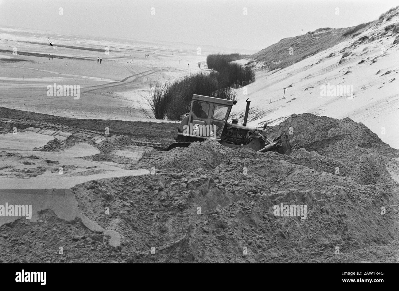 Raising beach Callantsoog Date: August 7, 1986 Location: Callantsoog ...
