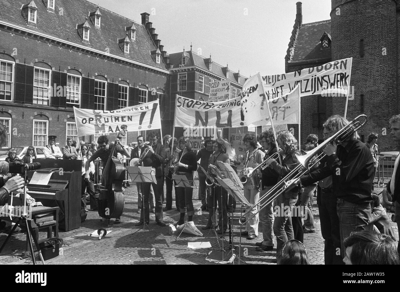 June 19 1975 hi-res stock photography and images - Alamy