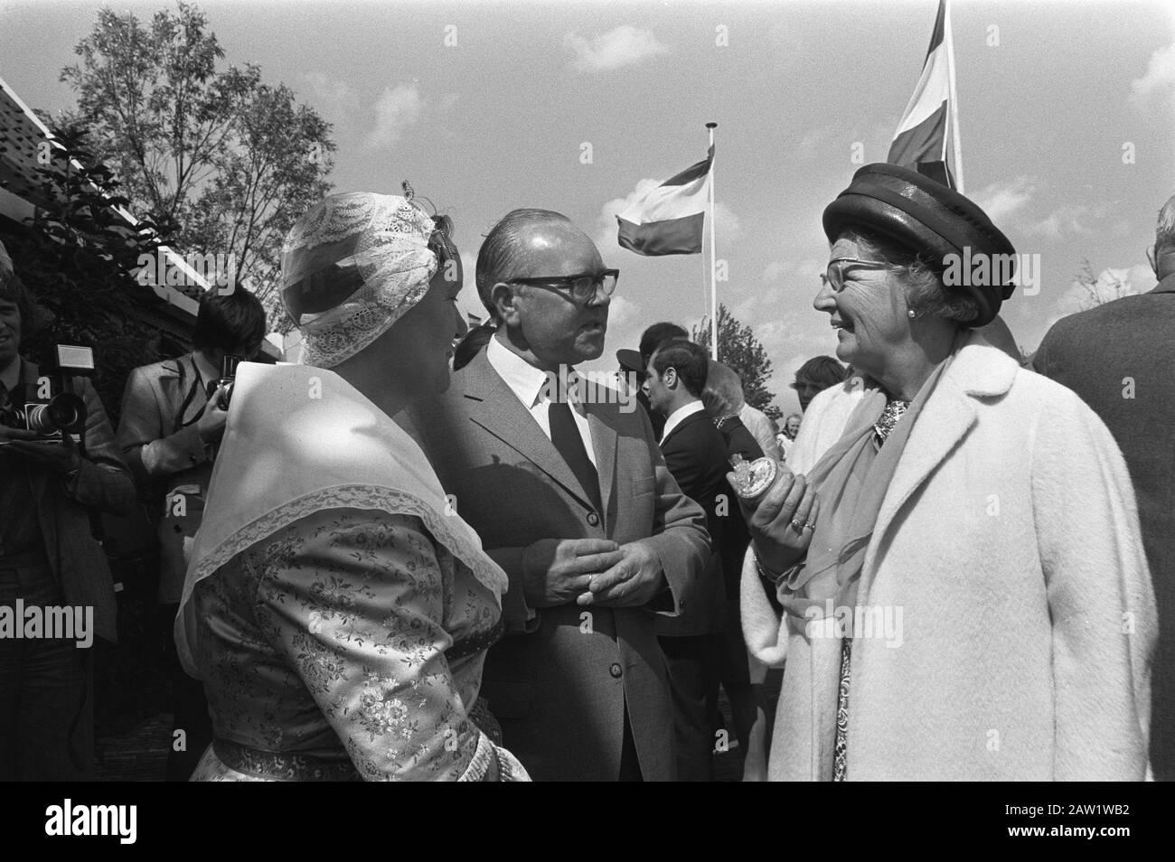 Queen Juliana visiting Zaandam Queen Juliana talks with Mr and mrs ...