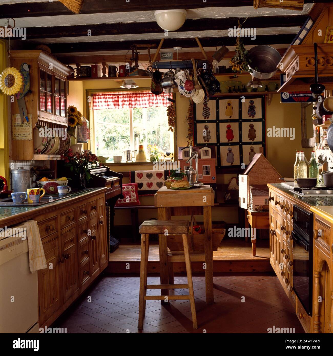 Traditional country kitchen hi-res stock photography and images - Alamy