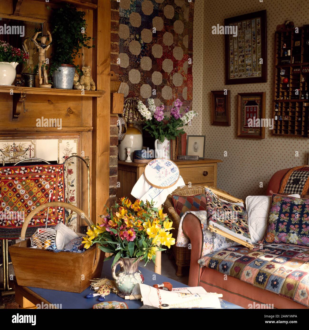Sewing box and patchwork quilts Stock Photo - Alamy