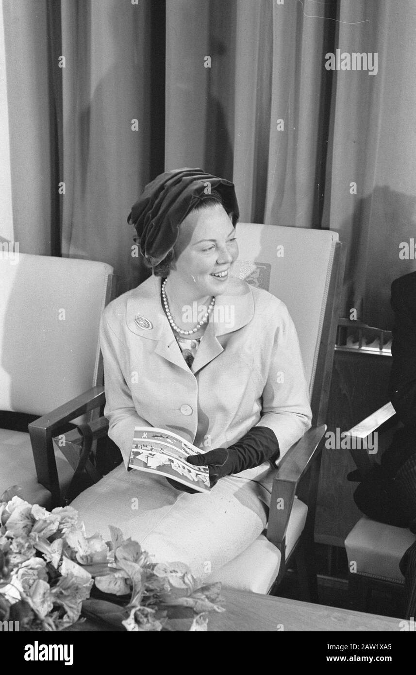 Transfer of 10 x 10 to Princess Beatrix Date: July 13, 1962 Keywords ...