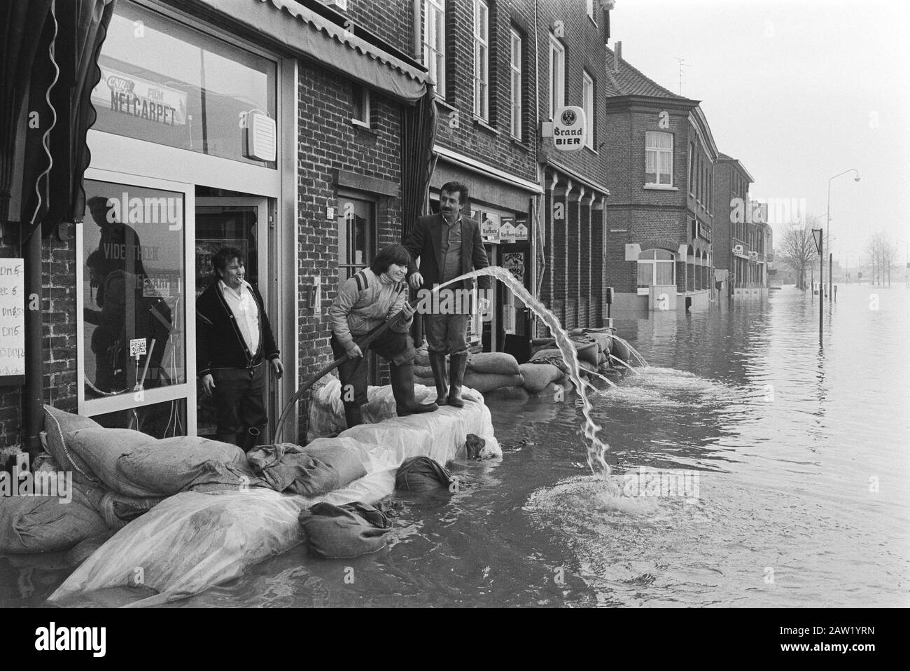 Flooding in Limburg, Venlo e.o .; flood pictures (with bicycles etc ...
