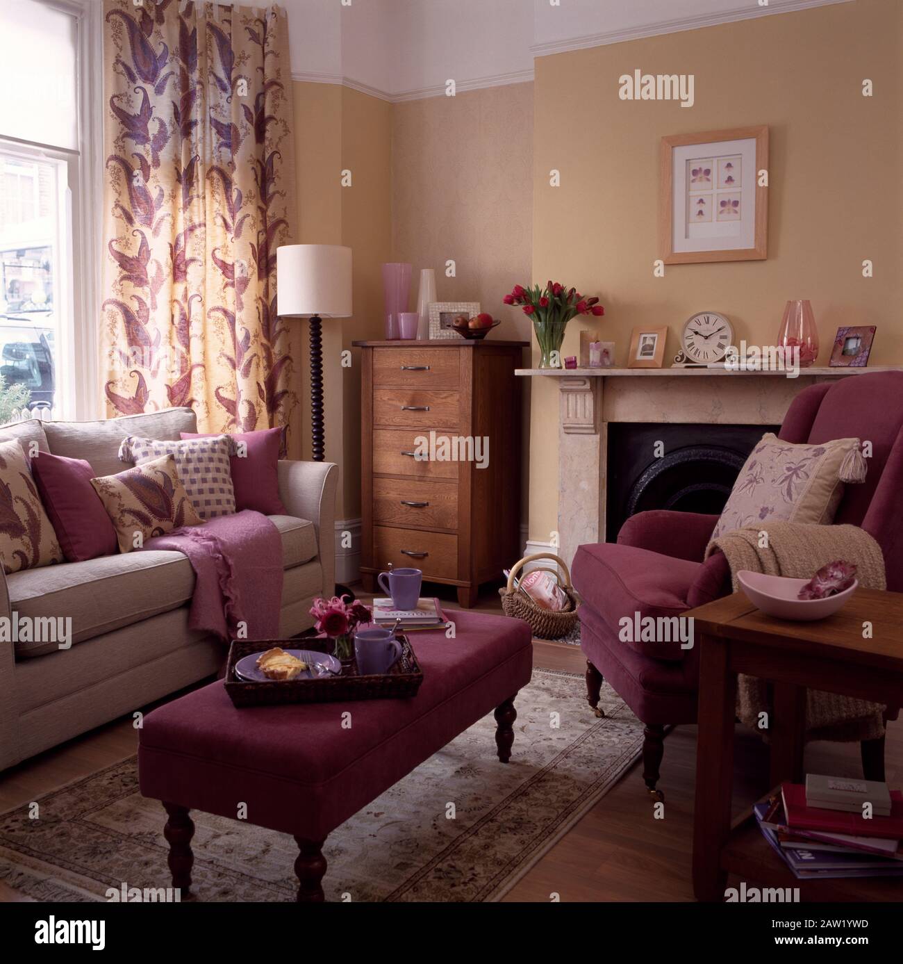 Traditional family livingroom Stock Photo - Alamy