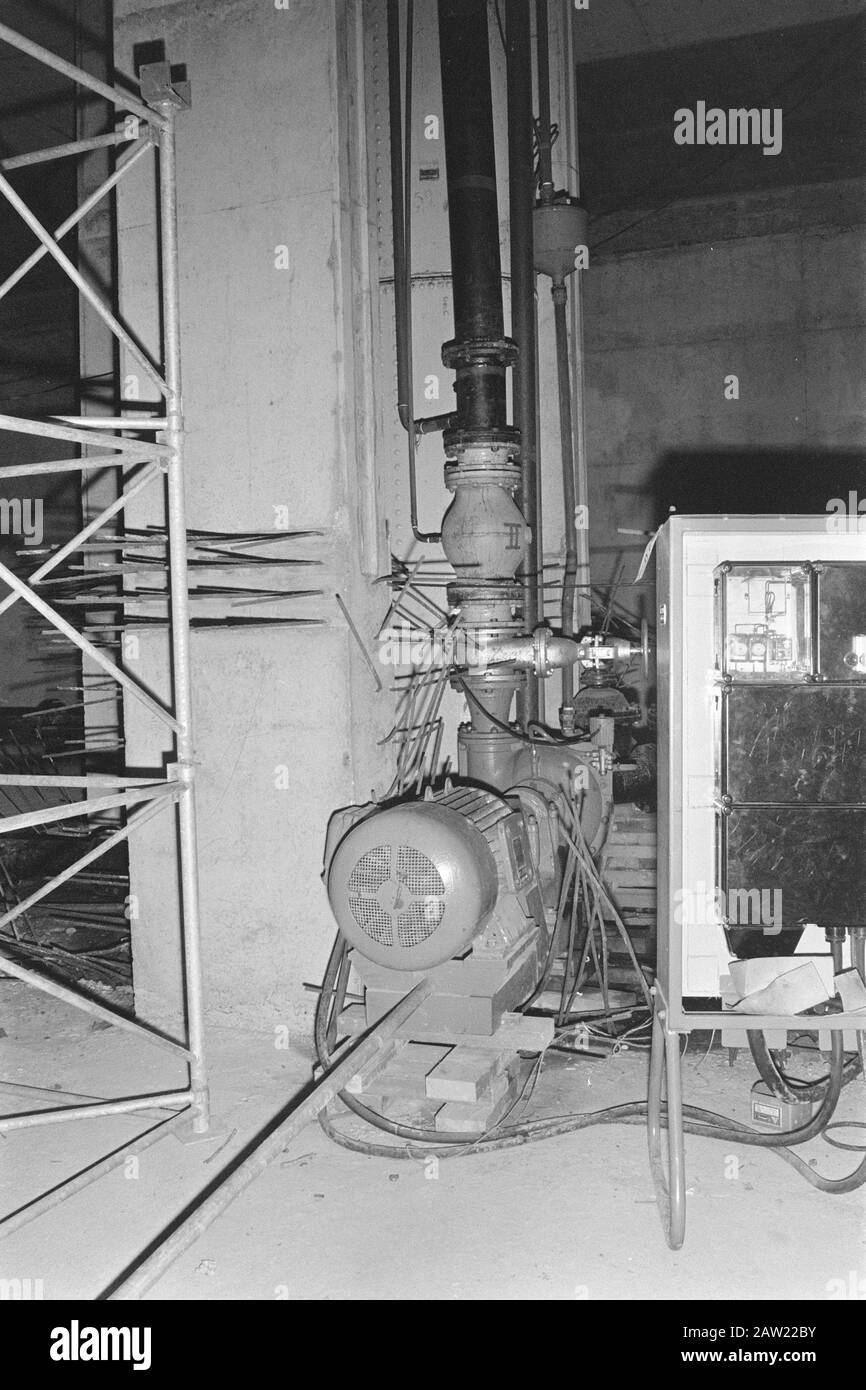 P Metro Construction Amsterdam, sinking caisson Waterloo hampered by ...