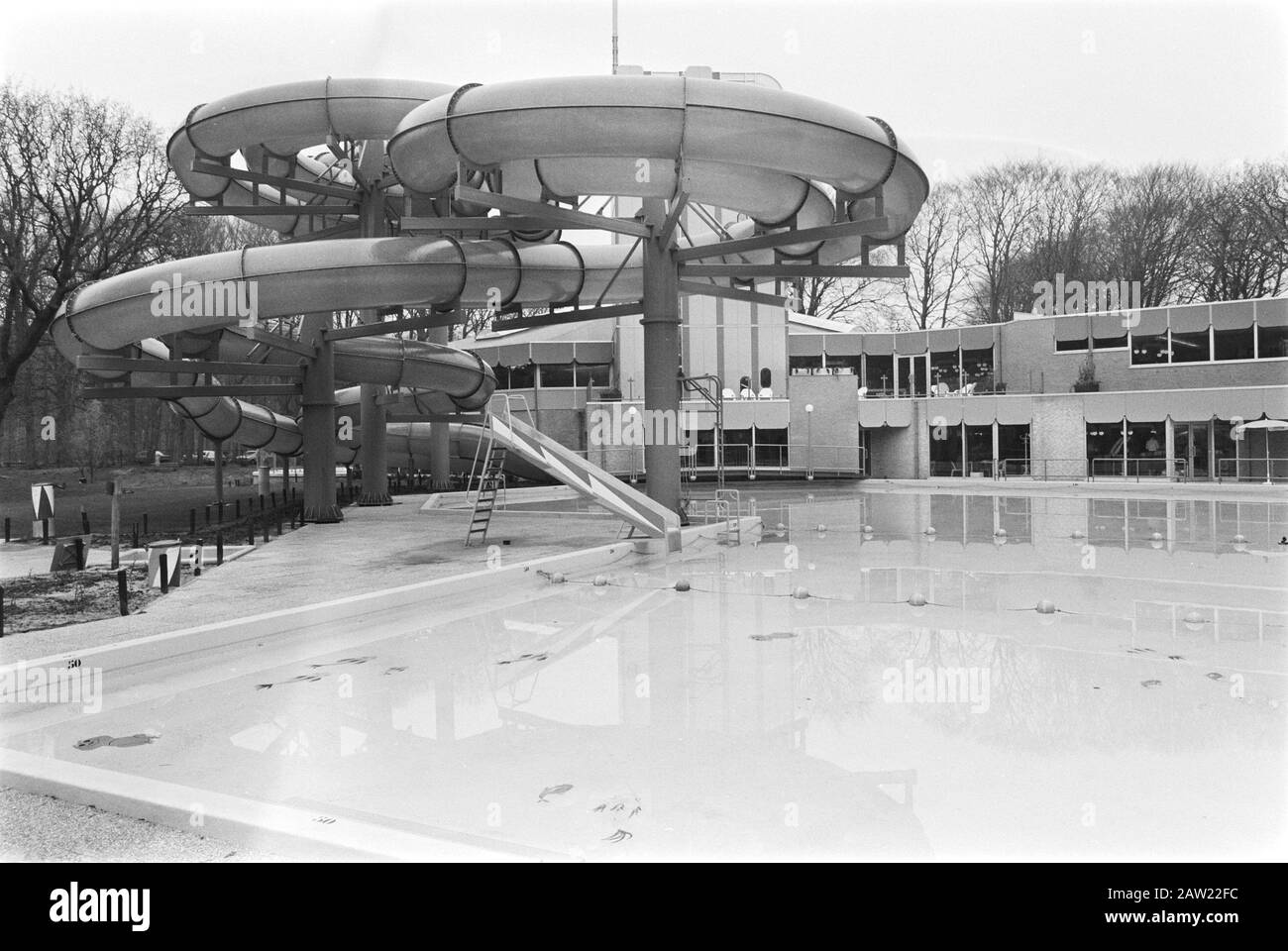P. van Vollenhoven opened Tiki wave pool in amusement park Duinrell ...