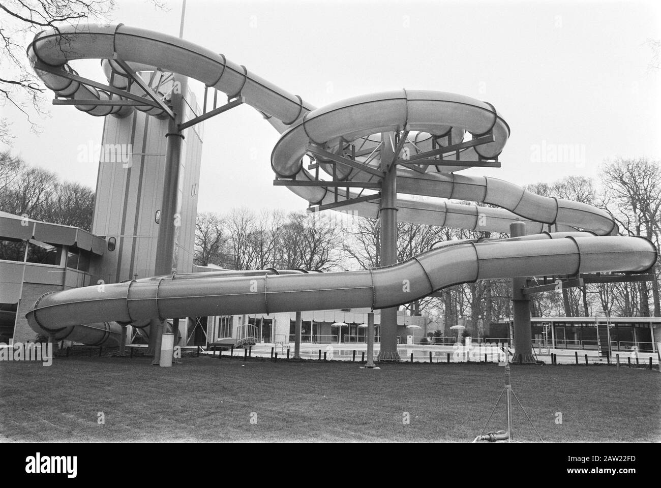 P. van Vollenhoven opened Tiki wave pool in amusement park Duinrell ...