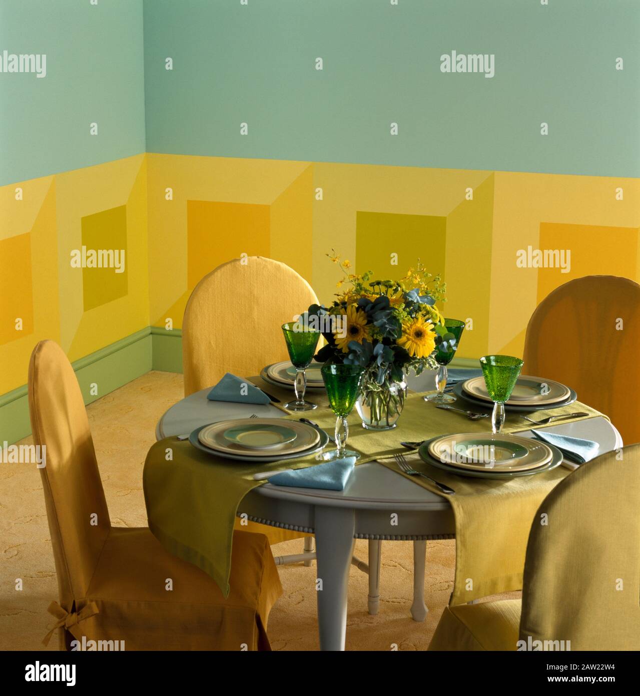 Loose tables hi-res stock photography and images - Alamy