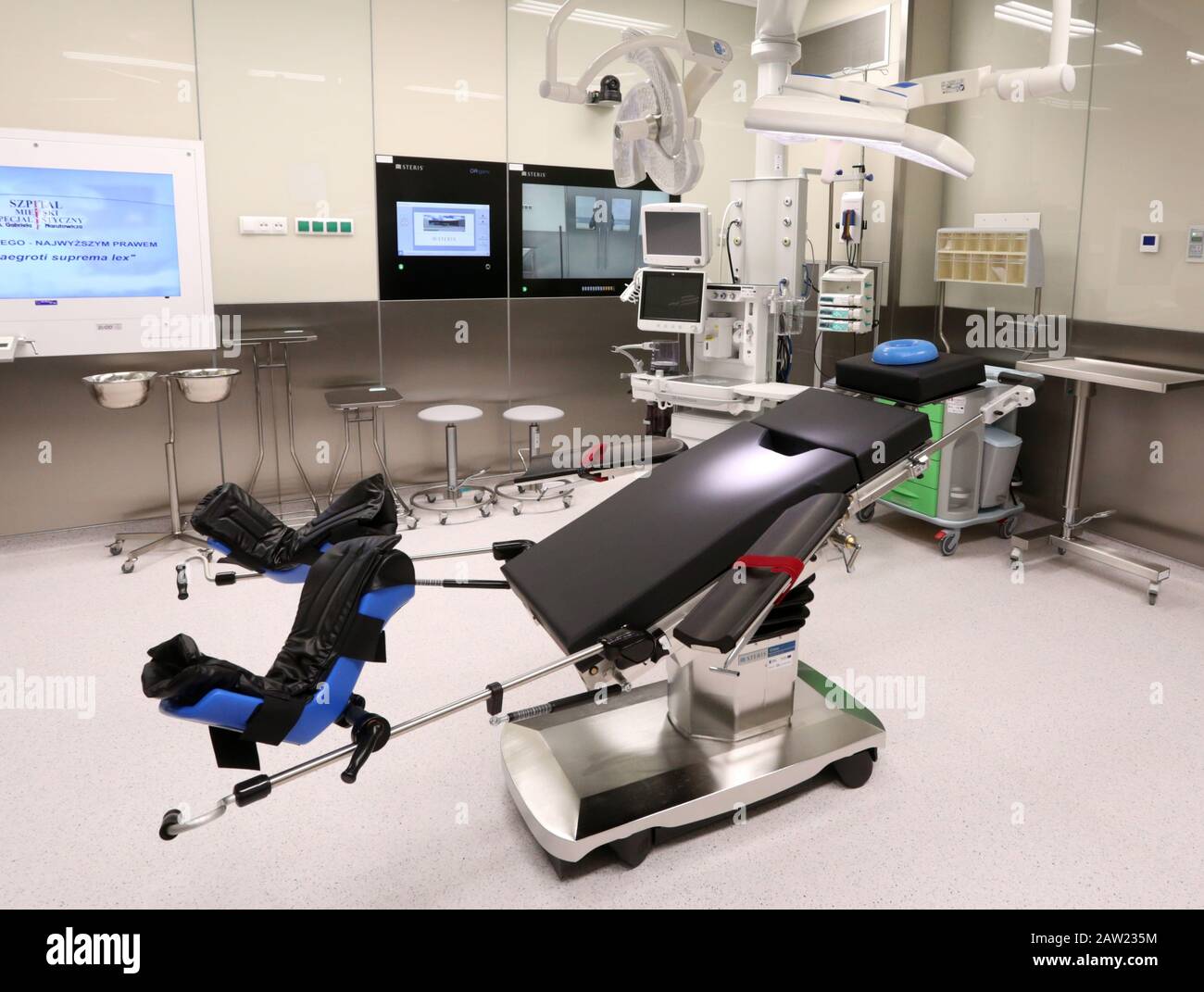 Operating theatre equipment hi-res stock photography and images - Alamy