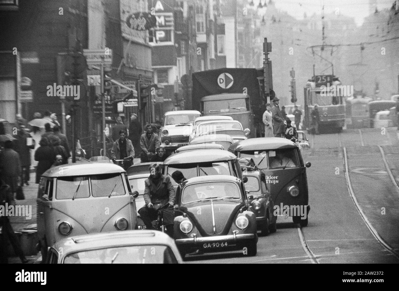 Easter Crowds, the Albus rush hour Date: April 15, 1965 Keywords: rush ...