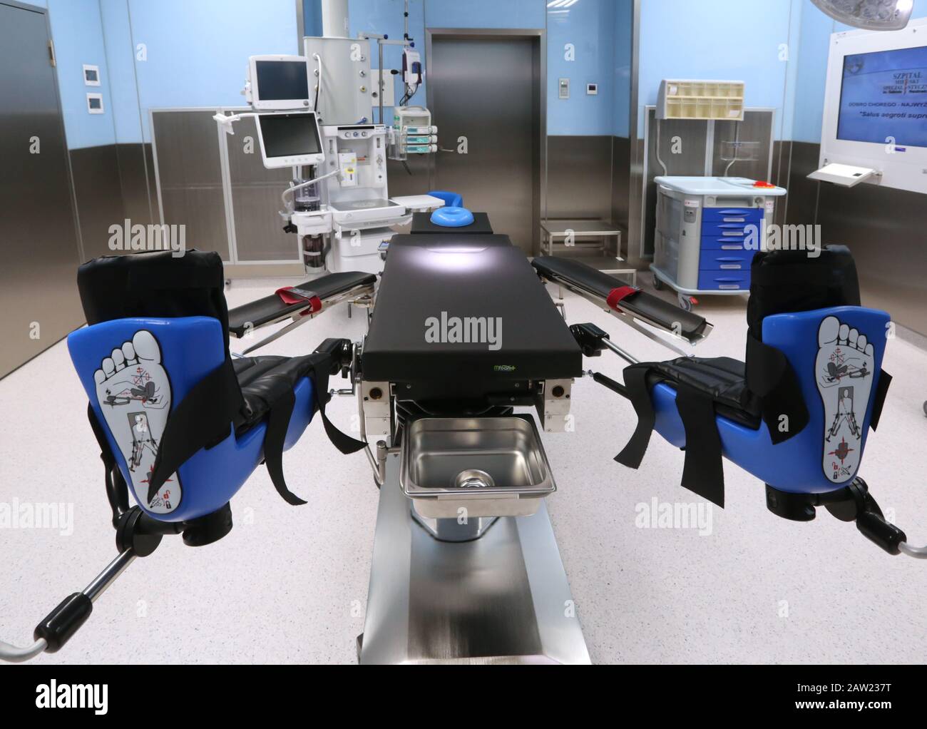 Hospital operating theatre equipment hi-res stock photography and ...